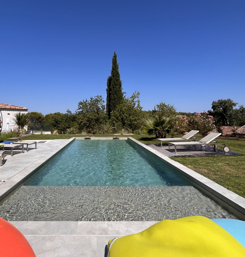 Une piscine avec plage immergée dans la région d'Aix-en-Provence ...