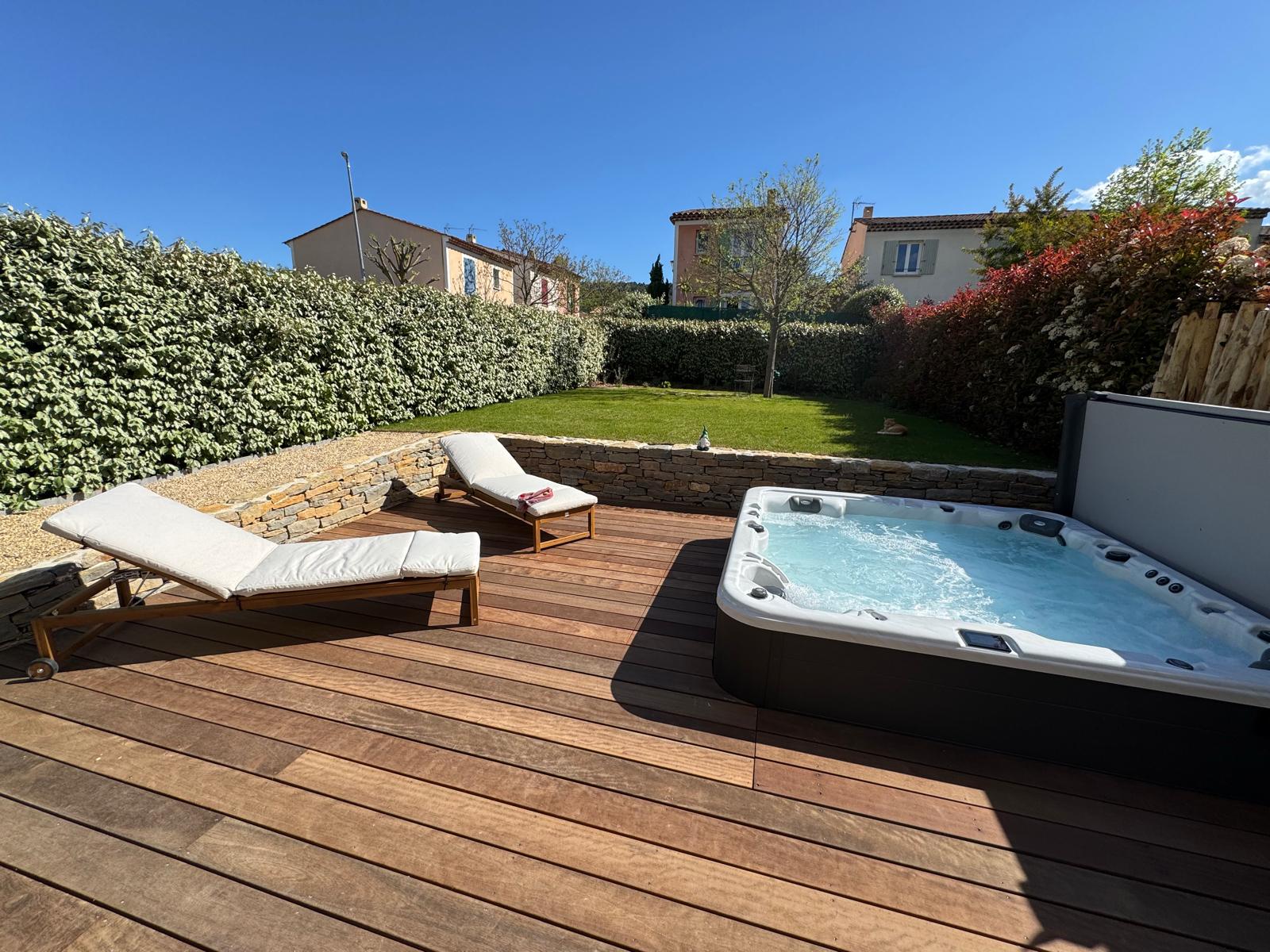 J'intègre mon jacuzzi à une terrasse en bois : l’alliance du confort et ...
